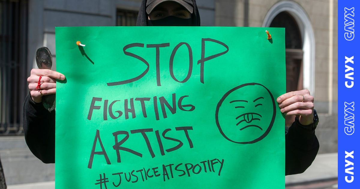Музиканти по всьому світу вийшли на протести під офіси Spotify. Вони ...