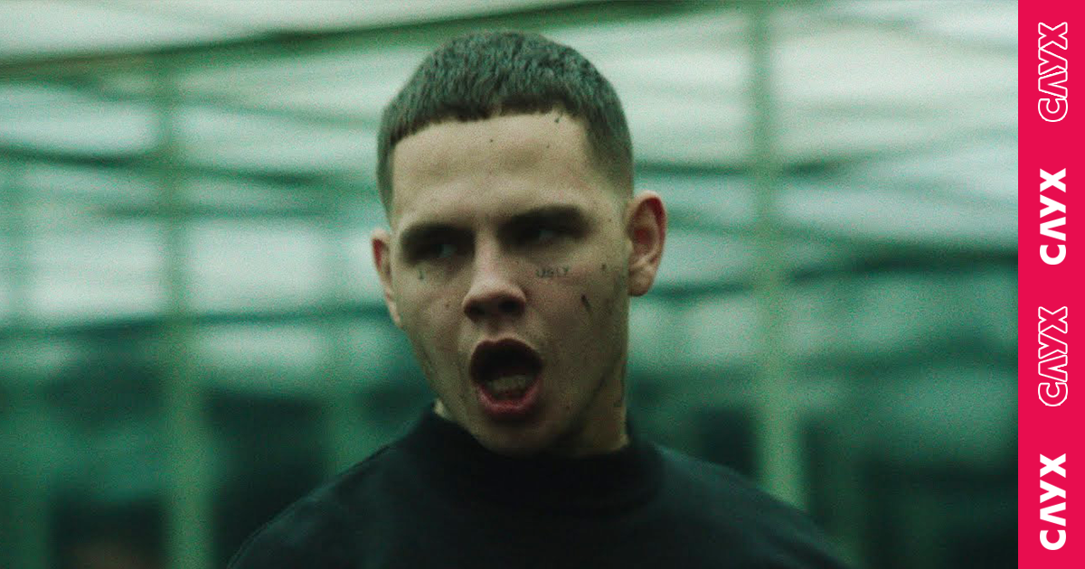 Подивіться новий кліп slowthai. Репер провів добу в дзеркальній кімнаті